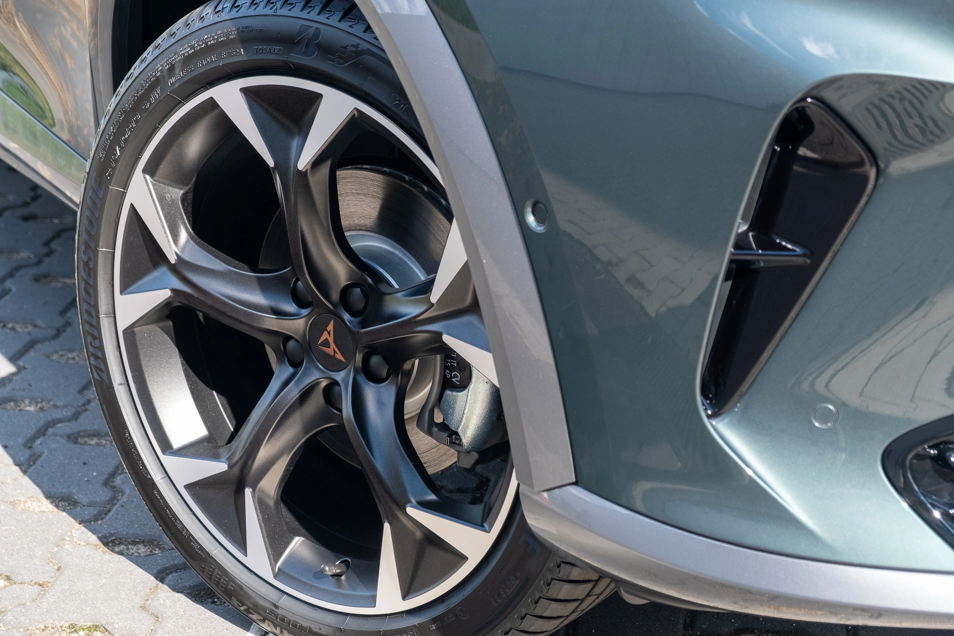 Pomiar i regulacja geometrii w autoryzowanym serwisie CUPRA Studio ...