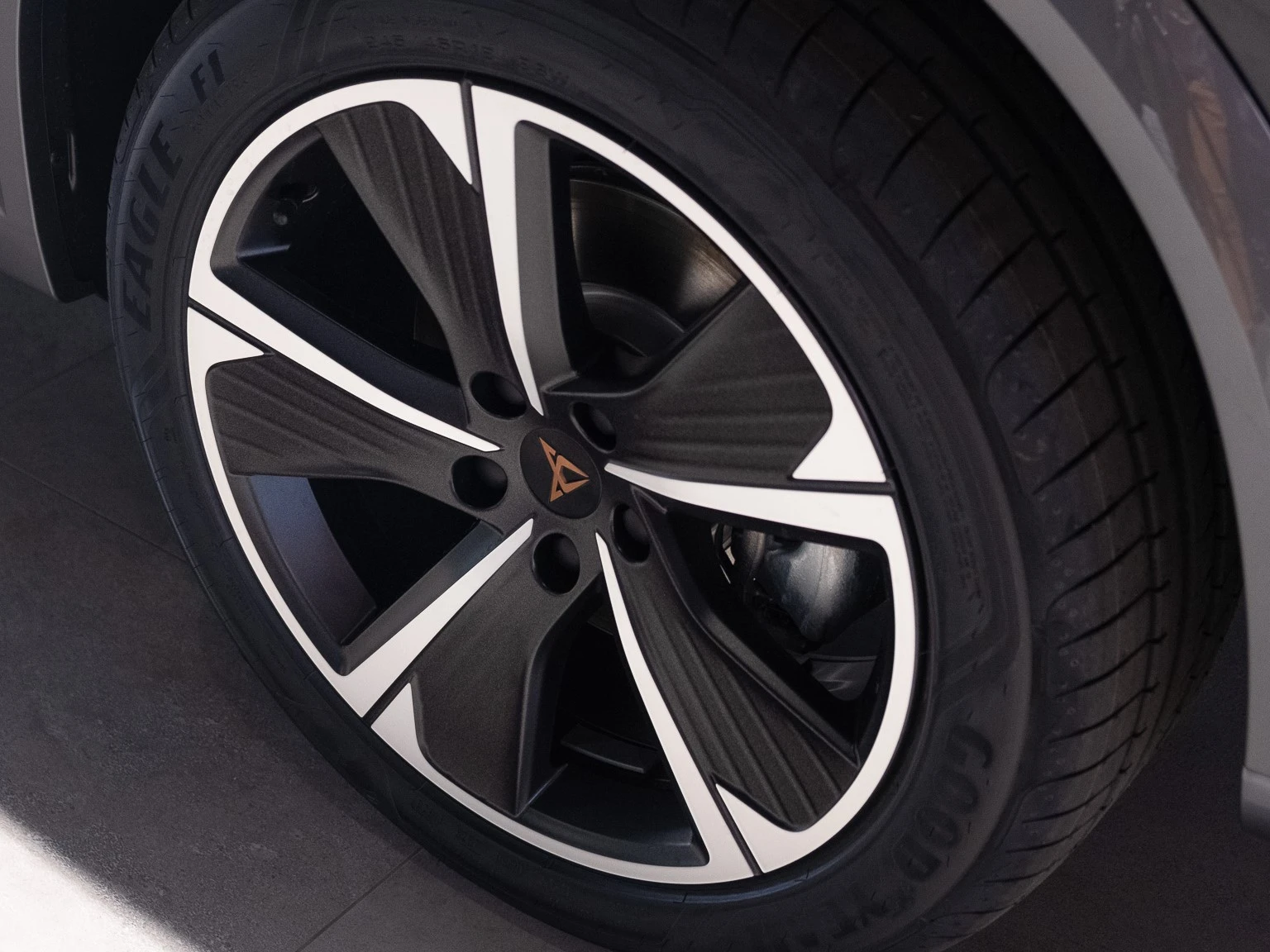 Pomiar i regulacja geometrii w autoryzowanym serwisie CUPRA Studio ...